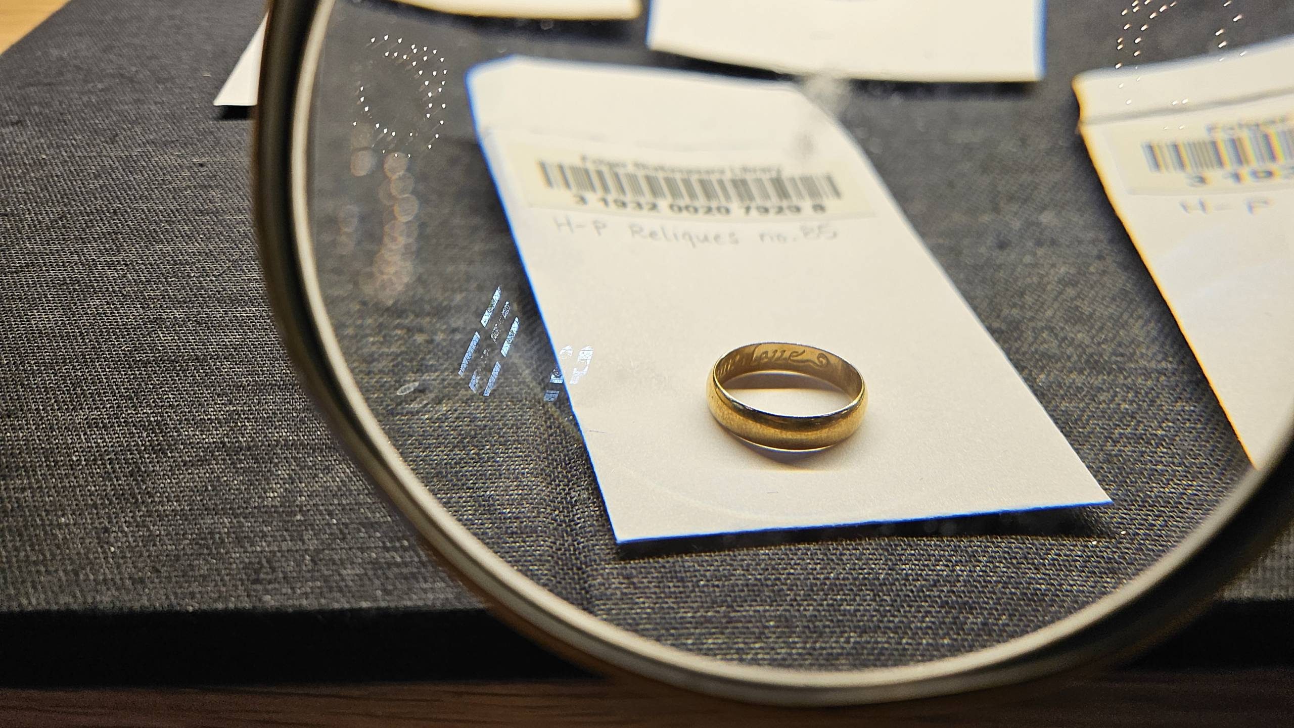 “A smale remembrance”: Elizabethan Posy Rings | Folger Shakespeare Library